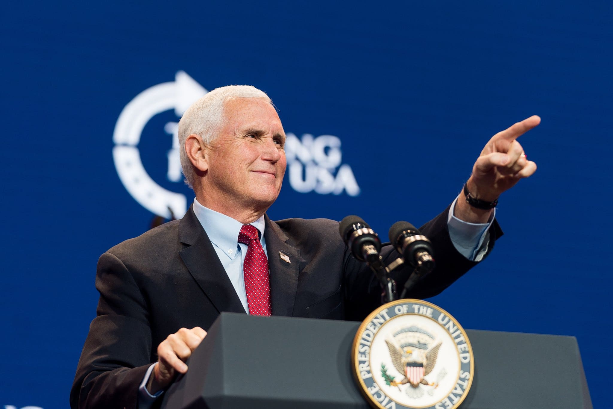 Mike Pence Goes Skiing At Vail With Dozens of Secret Service Agents ...