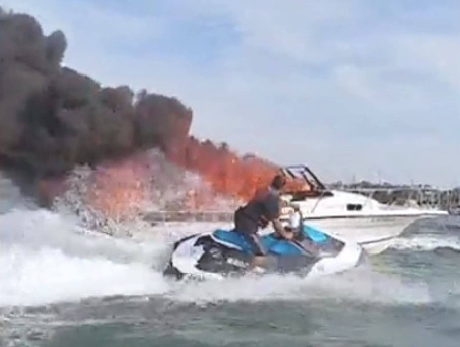 Jet Skiers Extinguish Boat Engulfed In Flames On Lake Erie - Unofficial ...