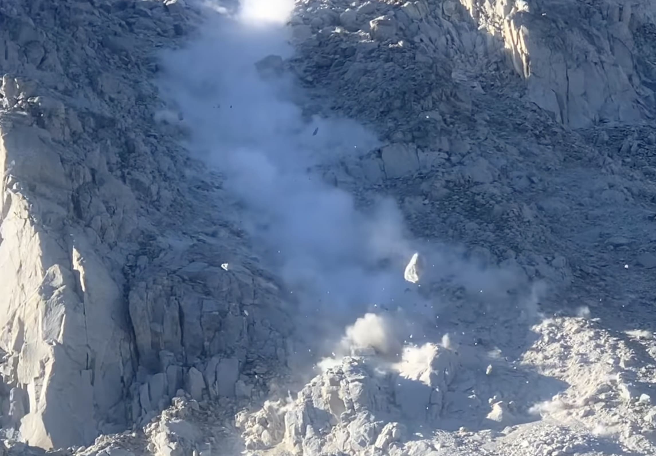 WATCH: Hiker Witnesses Large Rockslide In Switzerland - Unofficial Networks