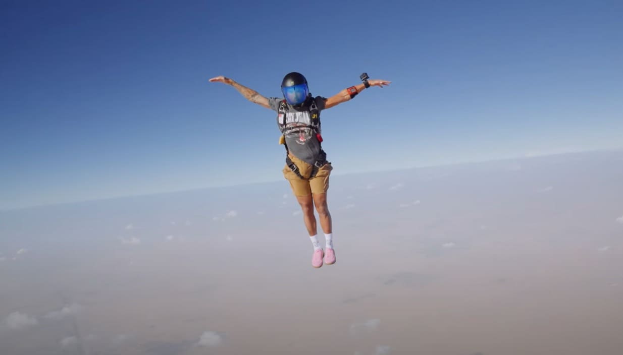 F1 Superstar Lewis Hamilton Is Also A Badass Skydiver - Unofficial Networks