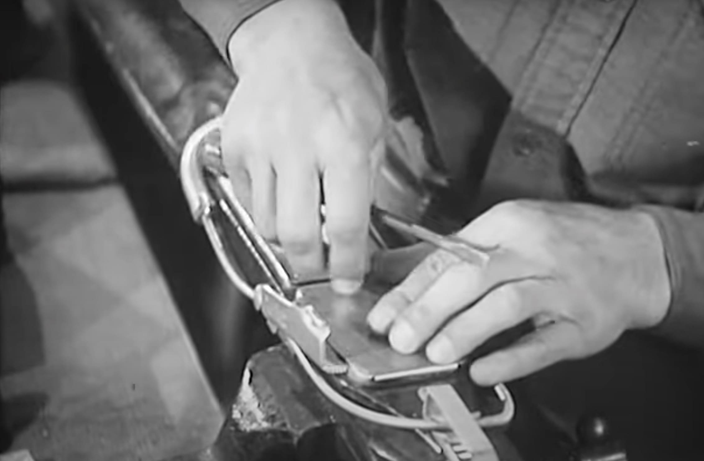 Military Training Film Shows How To Use An Old Ski Cable Binding