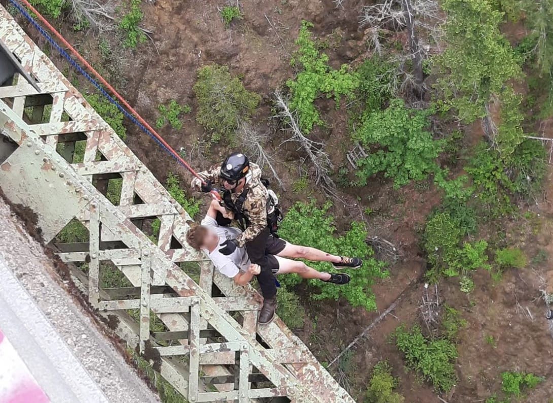 19-Year-Old Survives 400-Foot Fall From High Steel Bridge