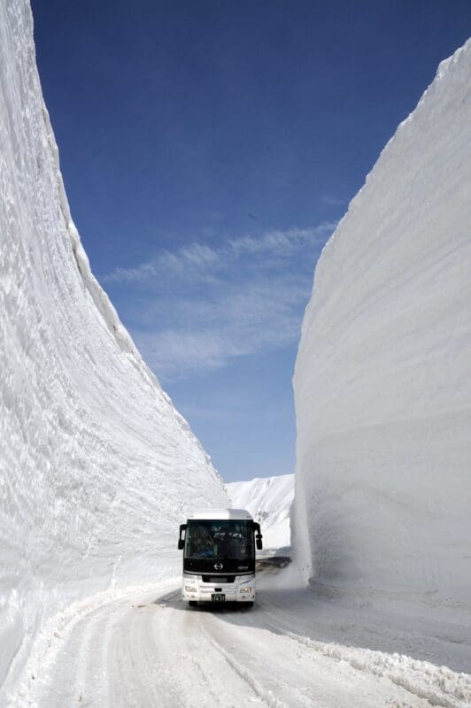 This Road In Japan Can Have Snow Walls Up To 65 Feet High - Unofficial ...