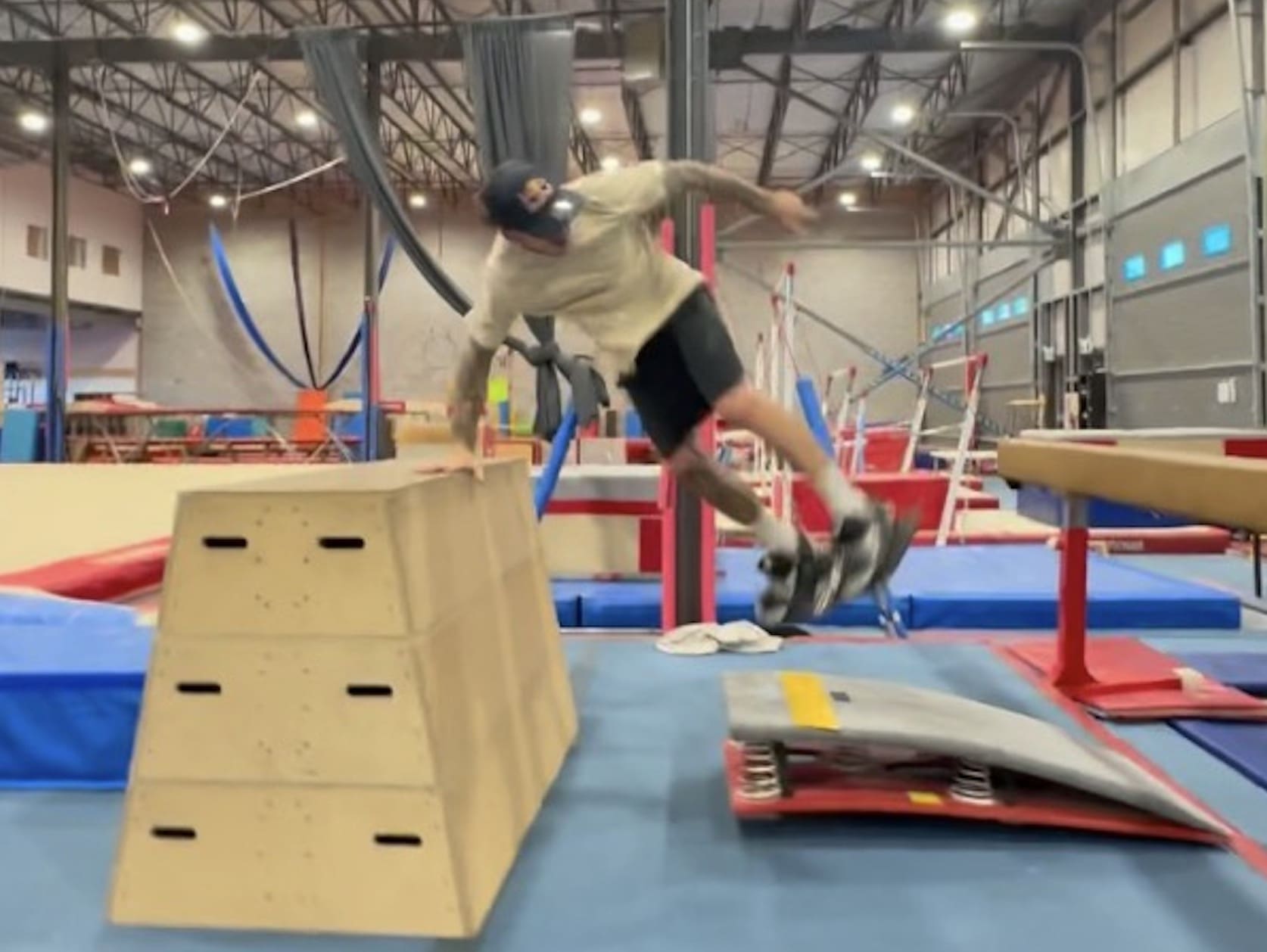 Pro Snowboarder Aces Obstacle Course @ Acrobatic Center - Unofficial ...