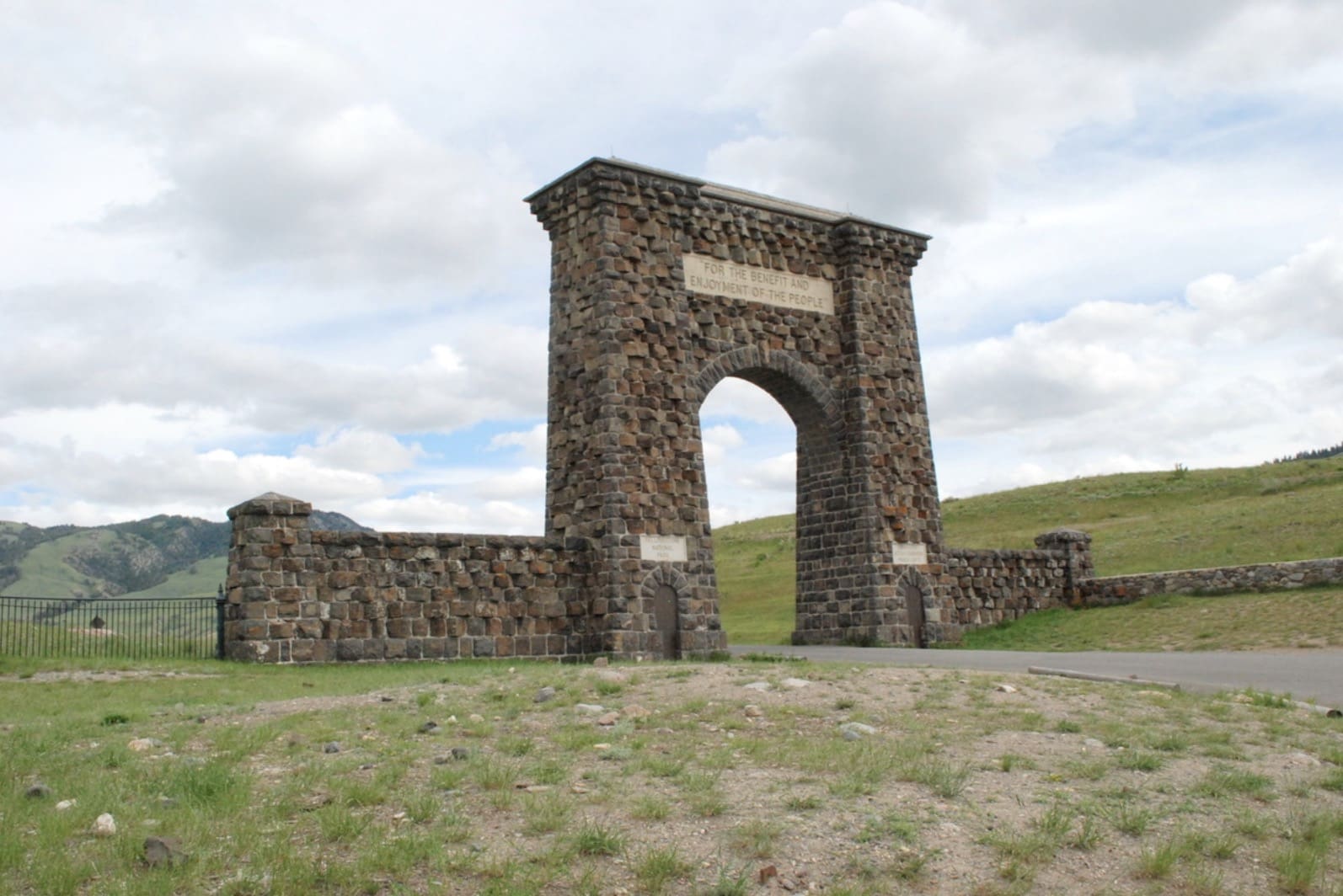 How Yellowstone's North Entrance Became The Roosevelt Arch - Unofficial ...
