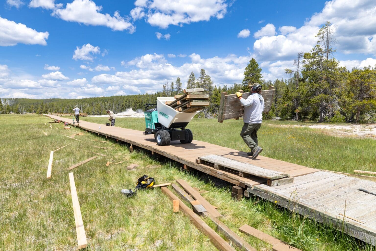 Youth Conservation Corps Helps Replace Iconic Yellowstone Boardwalk - Unofficial Networks