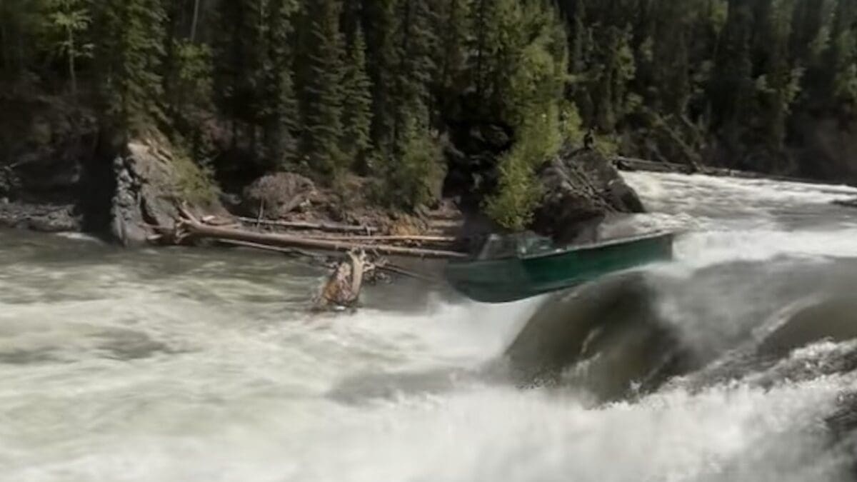 Jet Boat Launches Over Canadian Waterfall - Unofficial Networks