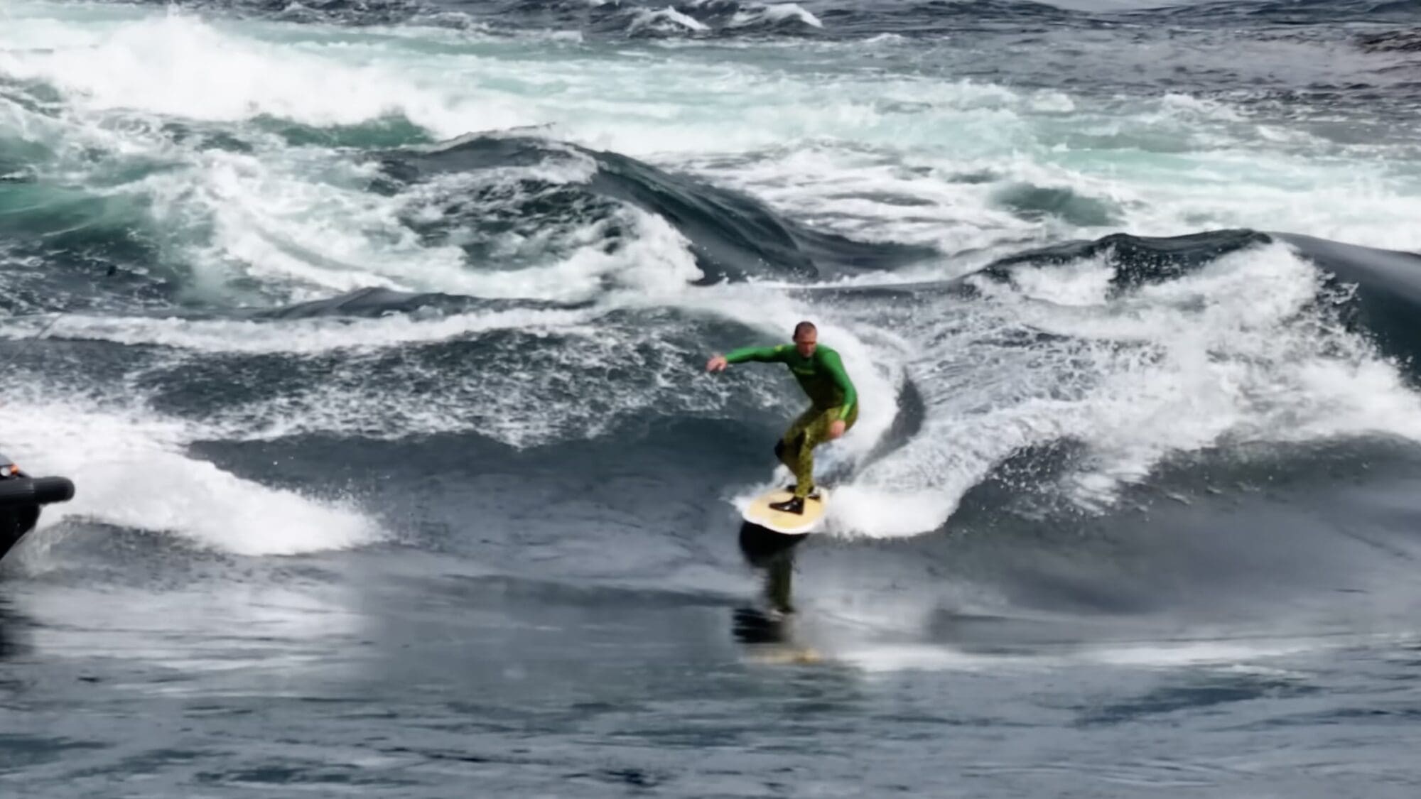 20 Foot Tide Surge Creates Massive River Surf Wave In Canada ...