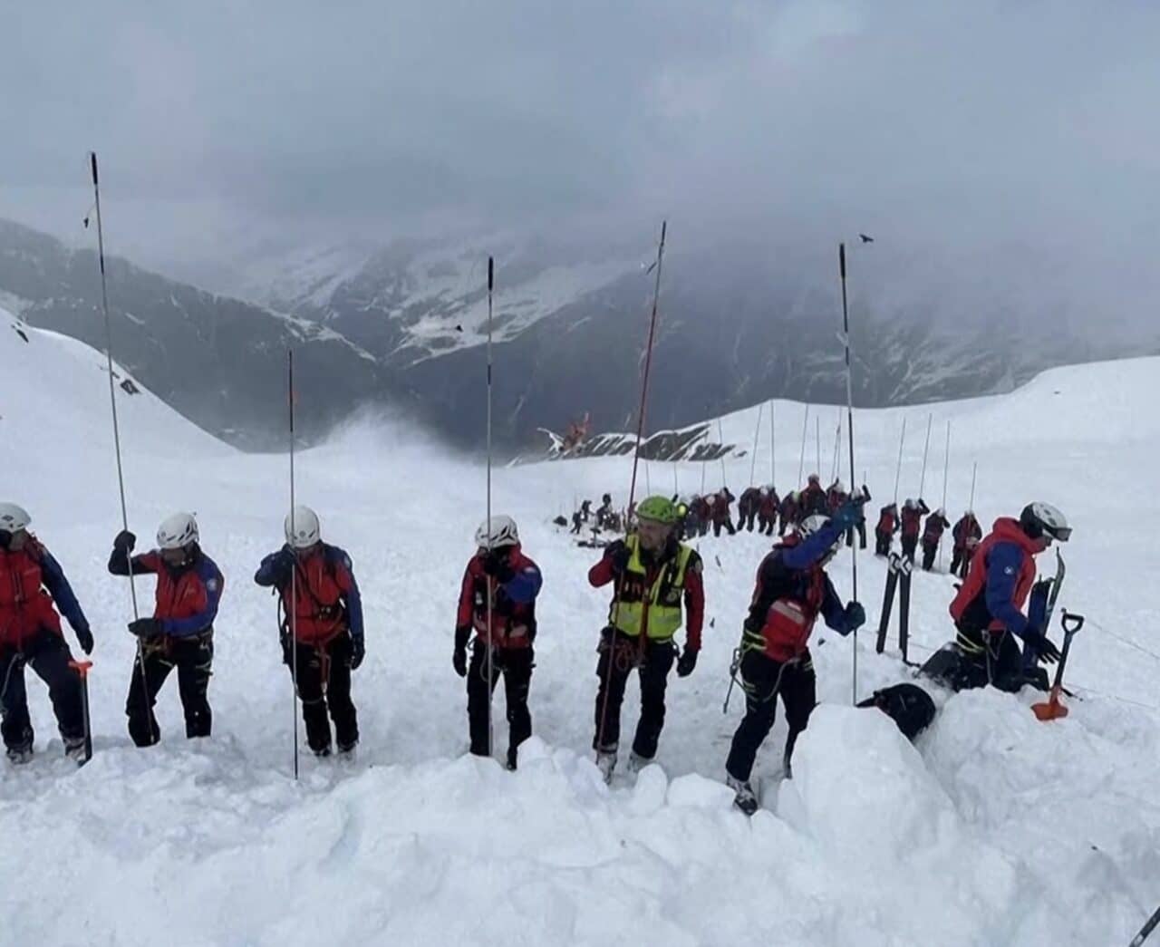 25 Skiers Caught, 2 Killed In Avalanche In Italy - Unofficial Networks