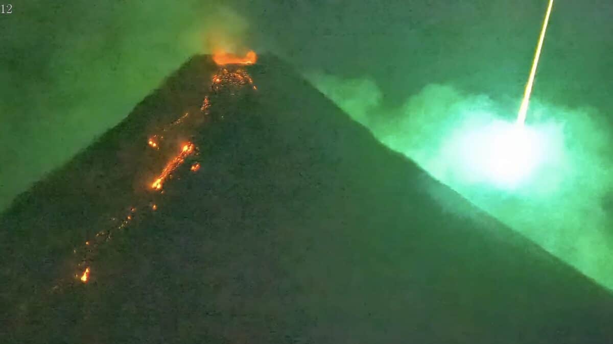 Meteor Lights Up the Night Sky Above an Erupting Volcano - Unofficial ...