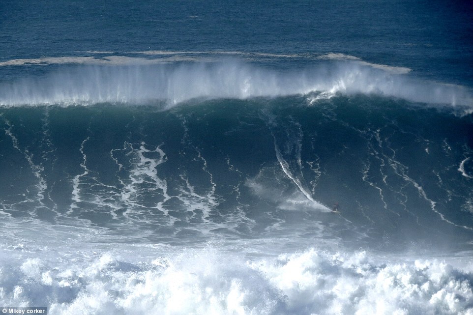 Surfer Wipes Out On A 60ft Wave – Nazare, Portugal | Unofficial Networks