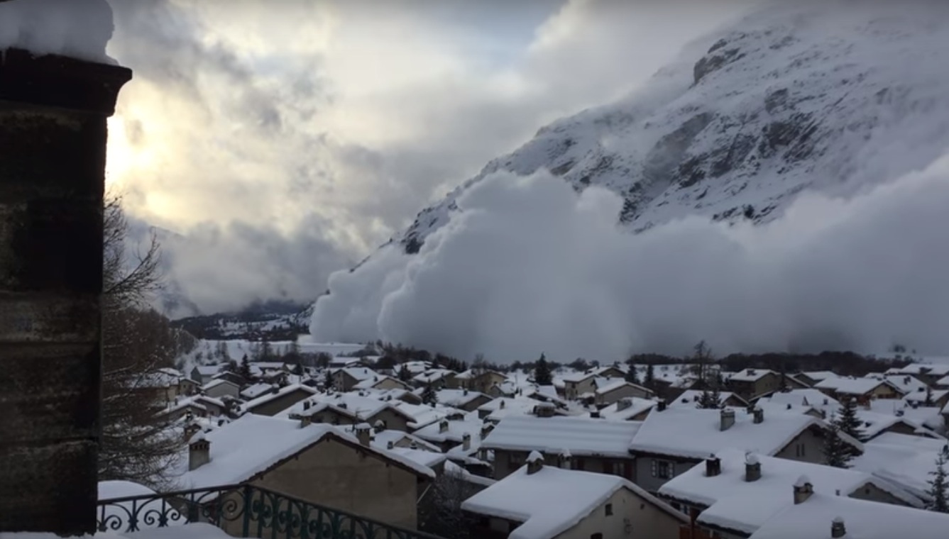 VIDEO: Spectacular Avalanche Hits French Town | Unofficial Networks