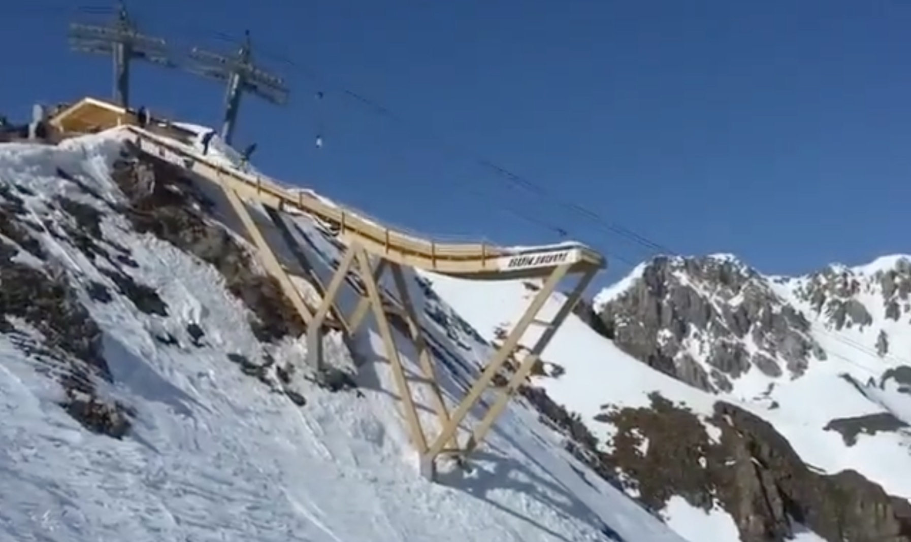 Would you hit this ski / snowboard bungee jump? | Unofficial Networks