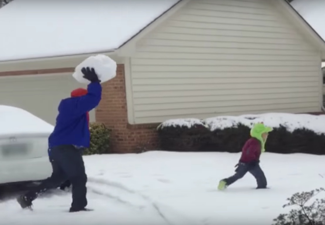 FUNNY: When Dad Takes The Snowball Fight To The Next Level ...