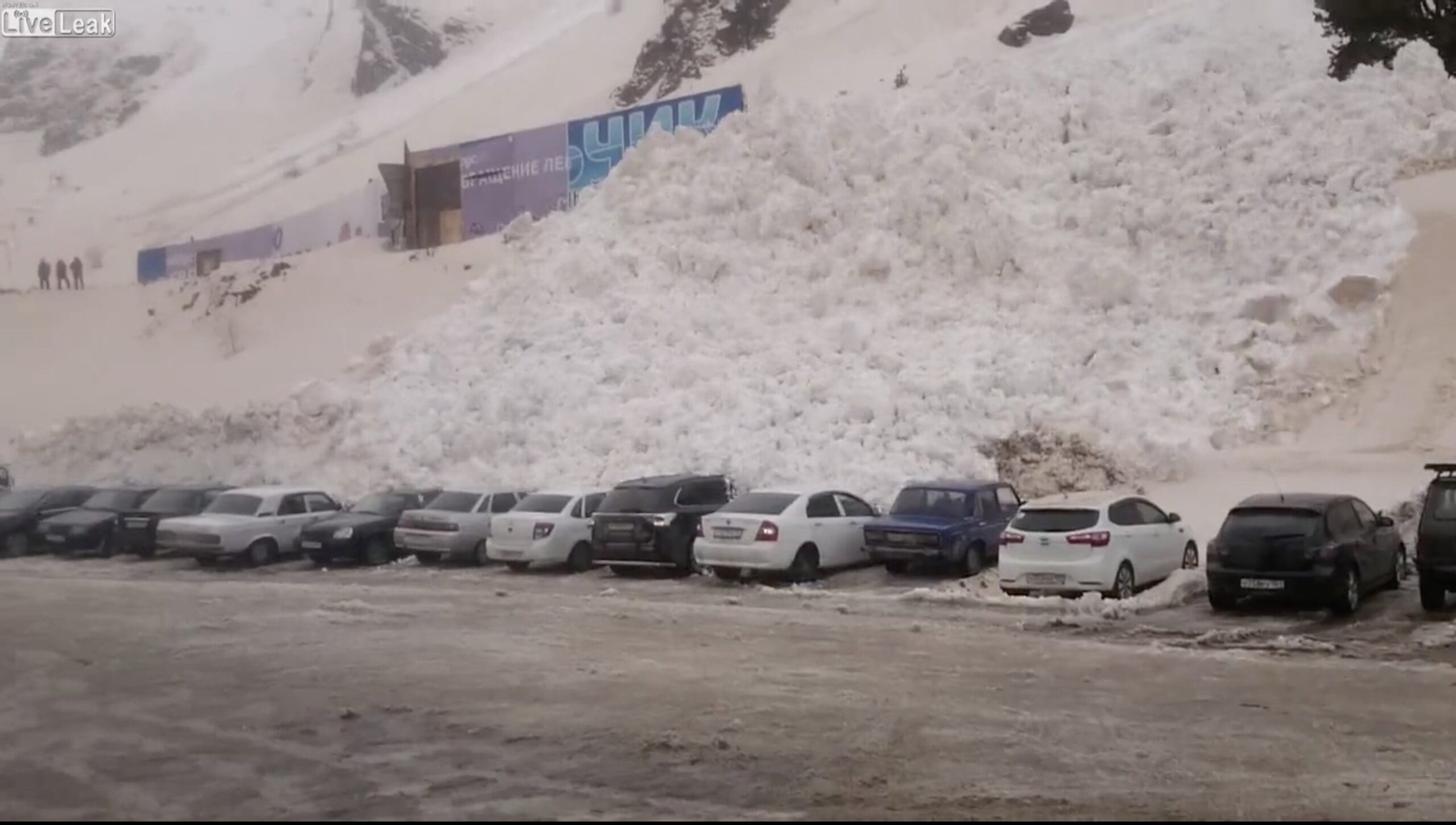 Avalanche Destroys Parking Lot Full Of Cars [Video] | Unofficial Networks