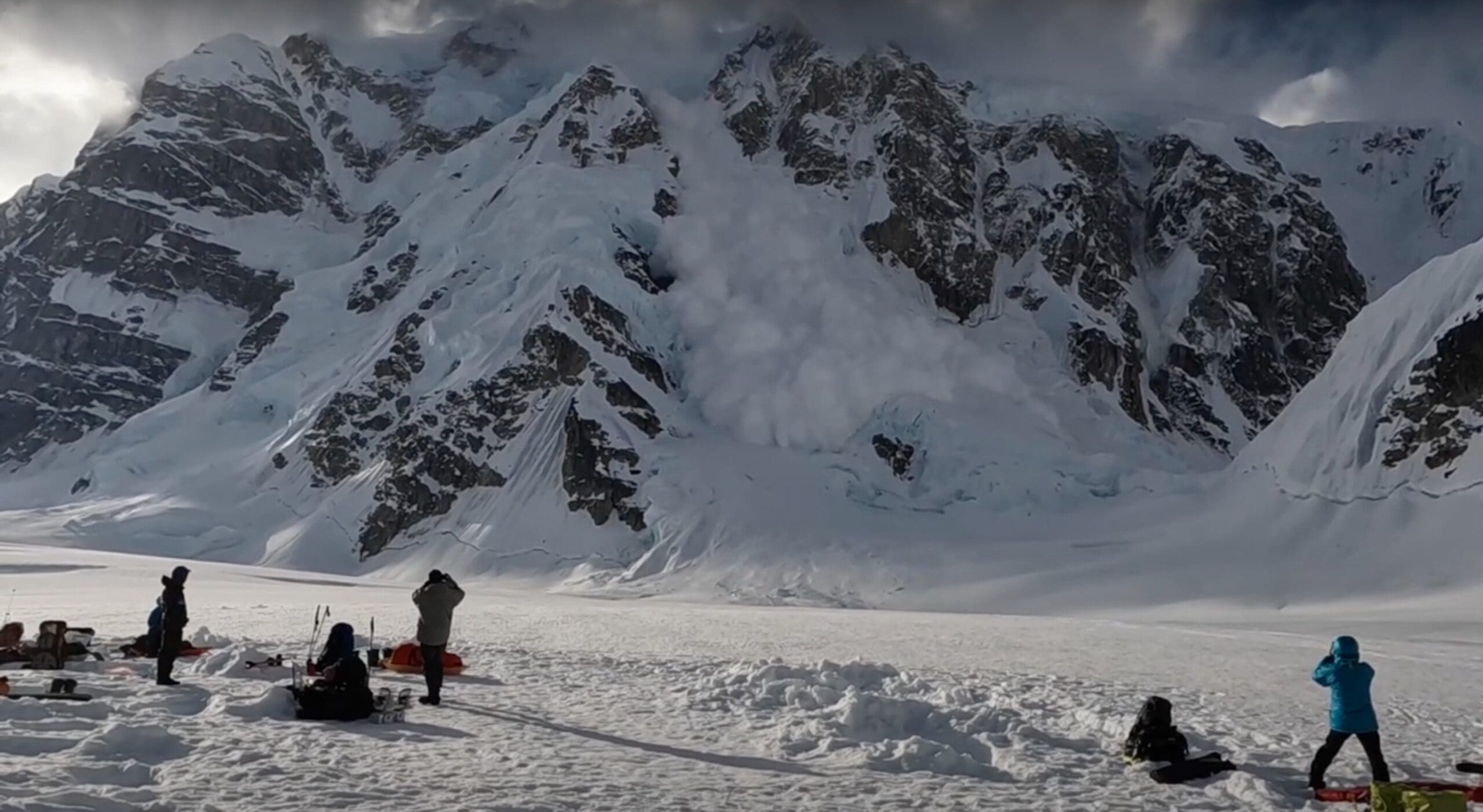 VIDEO: Earthquake Triggered Avalanche Cloud Engulfs Upper Airstrip of ...