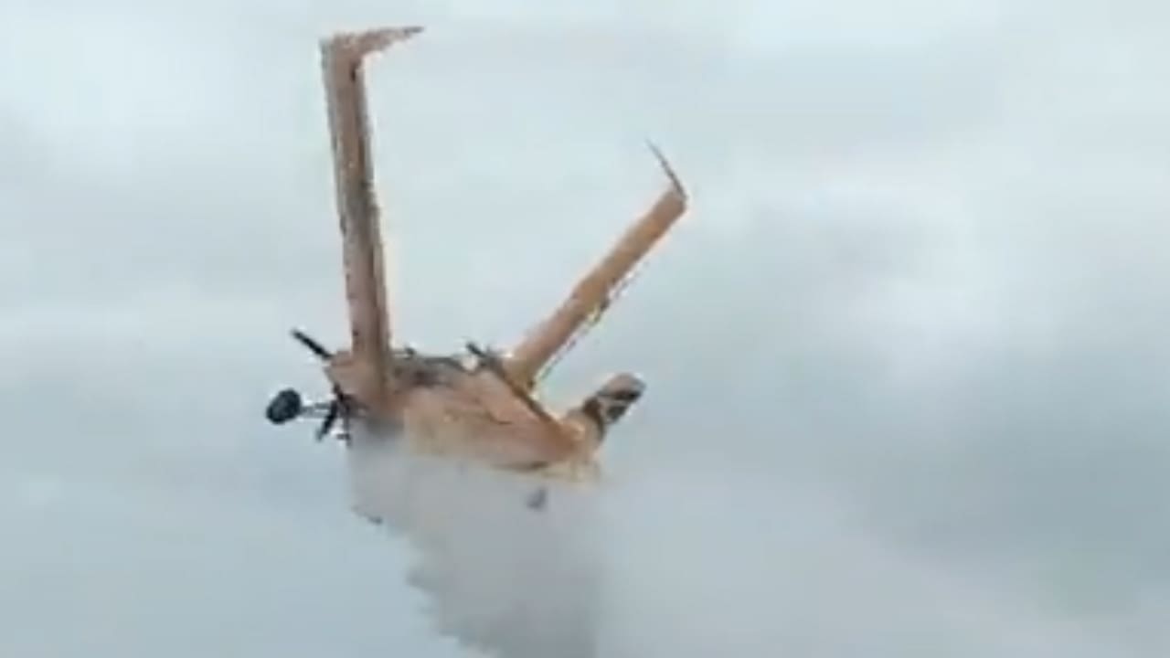 WATCH: Plane’s Wings Suddenly Collapse