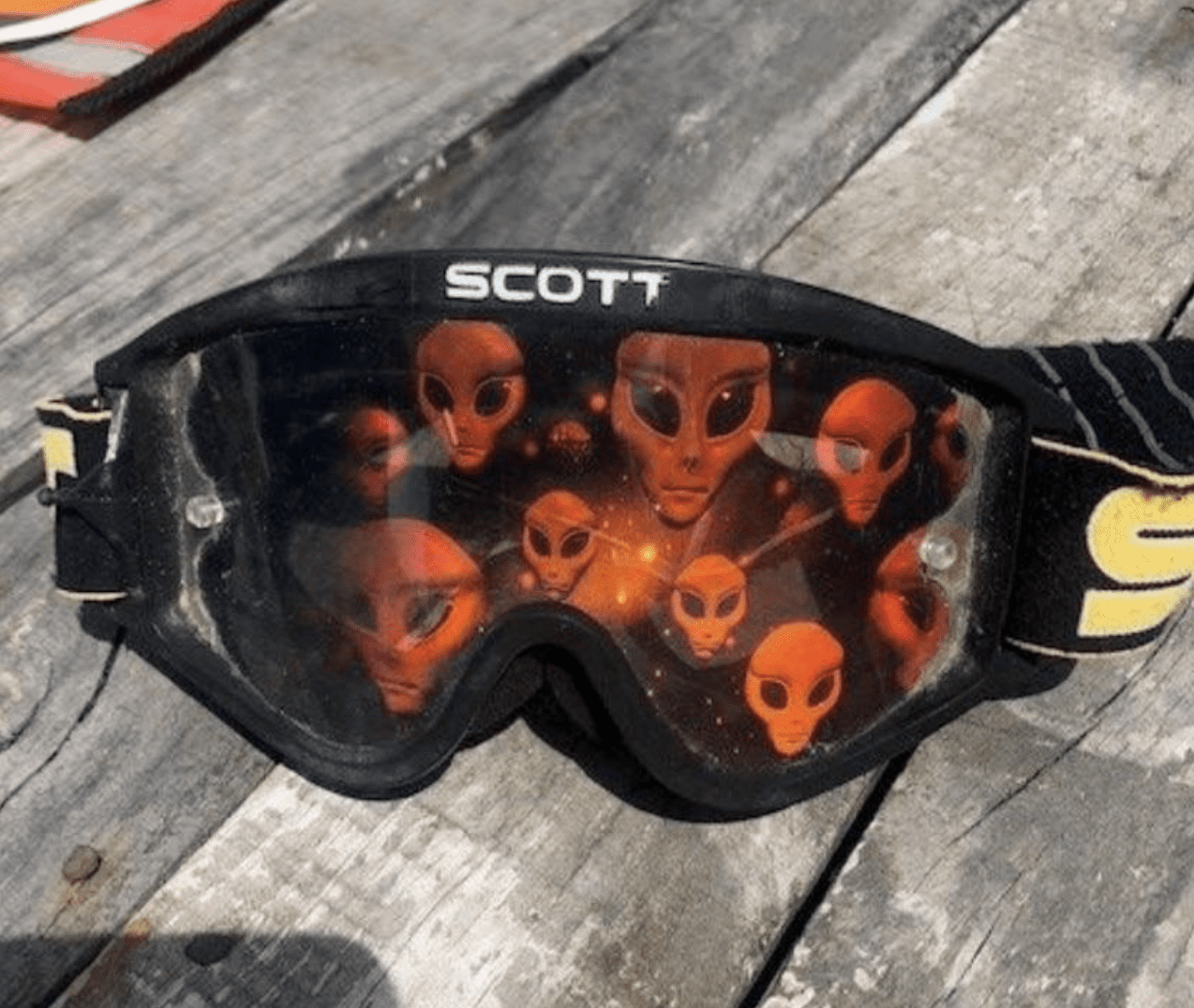 It’s Time For Hologram Goggles To Make A Much Needed Comeback